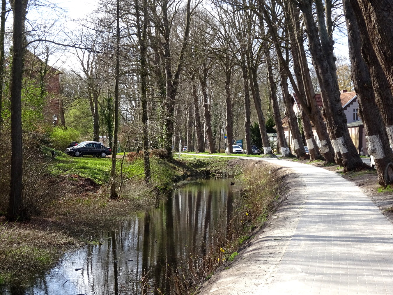 Fußweg Berumer Allee – 2. Abschnitt- in Höhe der Burg Berum ...